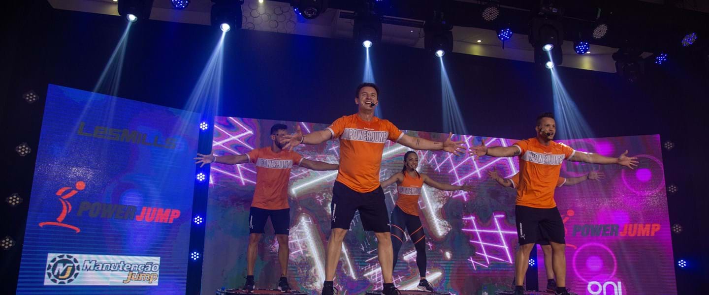 Conheça o POWER JUMP, aula que utiliza o mini trampolim - Les Mills Brasil